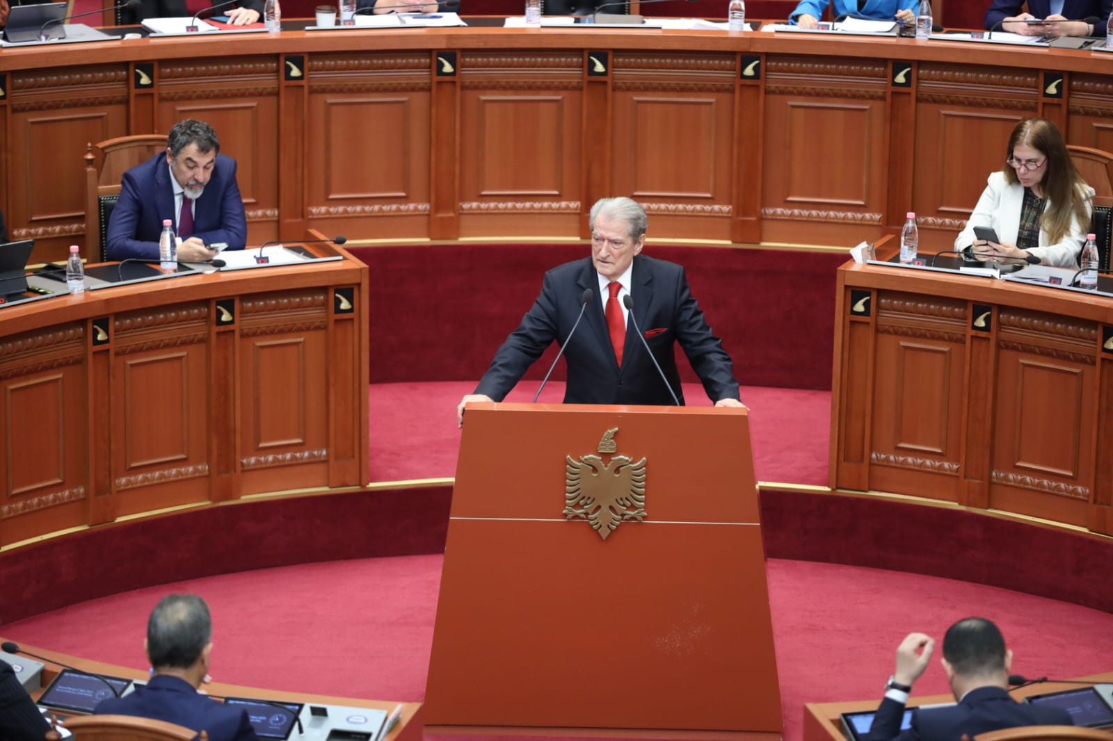 Berisha-Ramës: Je nën hetim, ke kryer krim. Sa do të mbajë imuniteti ...