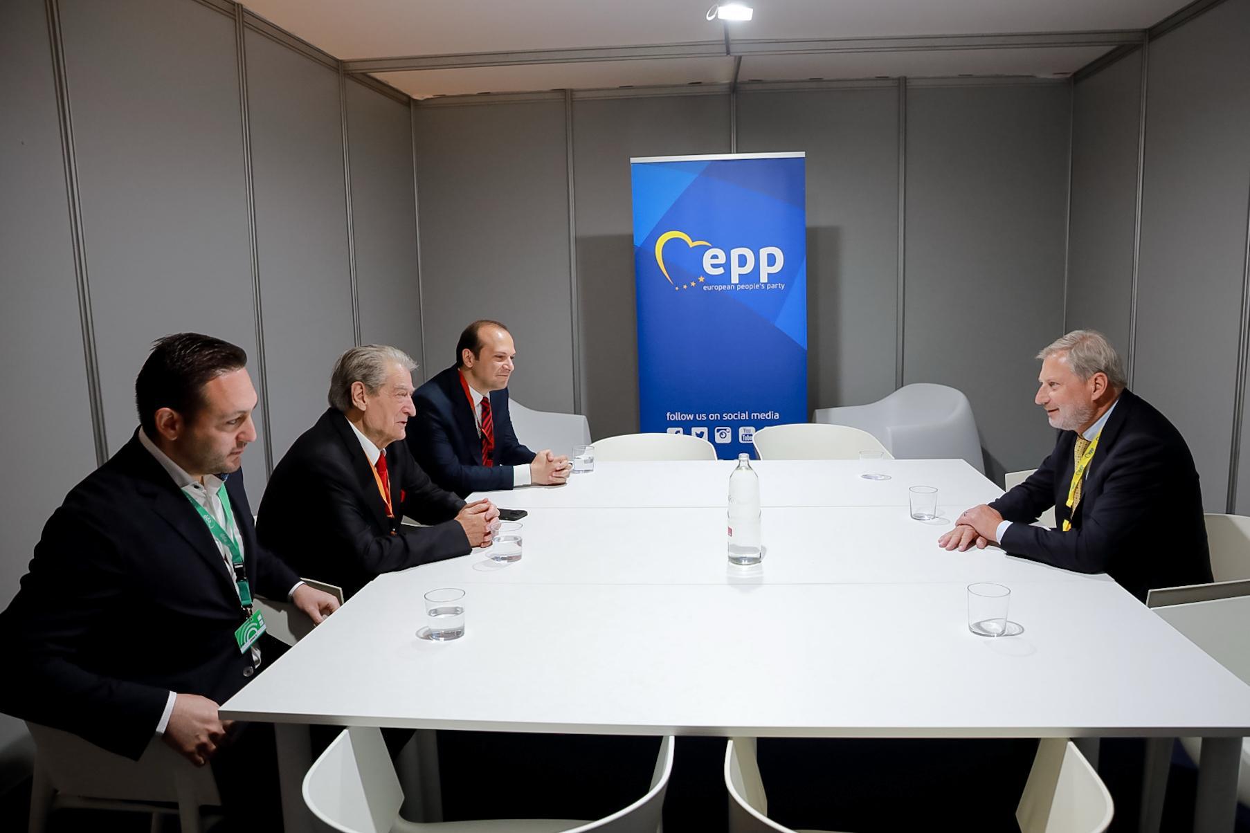 Berisha takon Komisionerin e BE/ Hahn: Do ngre zërin për të gjitha ...